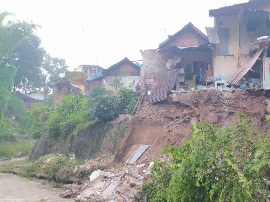 Curah Hujan Tinggi, Rumah di Bantaran Sungai Brantas Ambruk